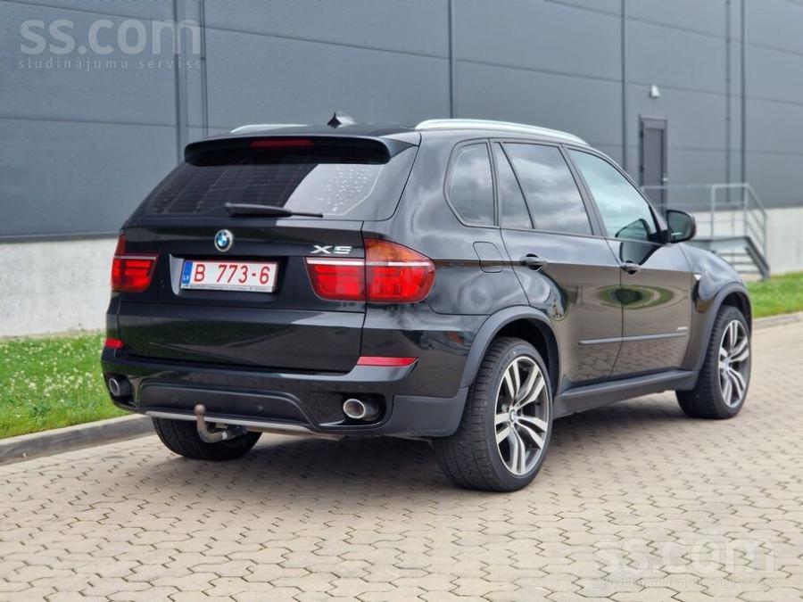 Black BMW X5 2010 in Riga, with an engine capacity of 3.00 L and mileage of 299 thousand km for 11700 €, photo 10 on AUTOMOTO.COM.LV