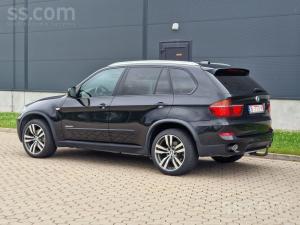 Black BMW X5 2010 in Riga, with an engine capacity of 3.00 L and mileage of 299 thousand km for 11700 €, photo 11 on AUTOMOTO.COM.LV
