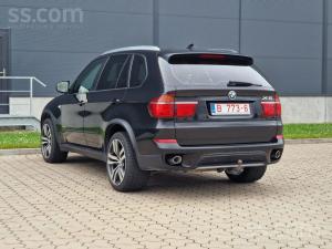 Black BMW X5 2010 in Riga, with an engine capacity of 3.00 L and mileage of 299 thousand km for 11700 €, photo 14 on AUTOMOTO.COM.LV