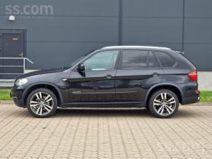 Black BMW X5 2010 in Riga, with an engine capacity of 3.00 L and mileage of 299 thousand km for 11700 €, photo 15 on AUTOMOTO.COM.LV