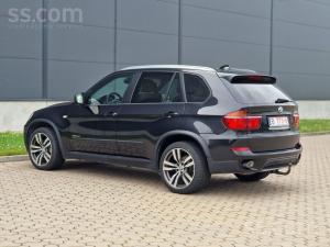 Black BMW X5 2010 in Riga, with an engine capacity of 3.00 L and mileage of 299 thousand km for 11700 €, photo 17 on AUTOMOTO.COM.LV