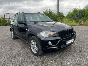 Black BMW X5 2010 in Riga, with an engine capacity of 3.00 L and mileage of 305 thousand km for 8390 €, photo 2 on AUTOMOTO.COM.LV