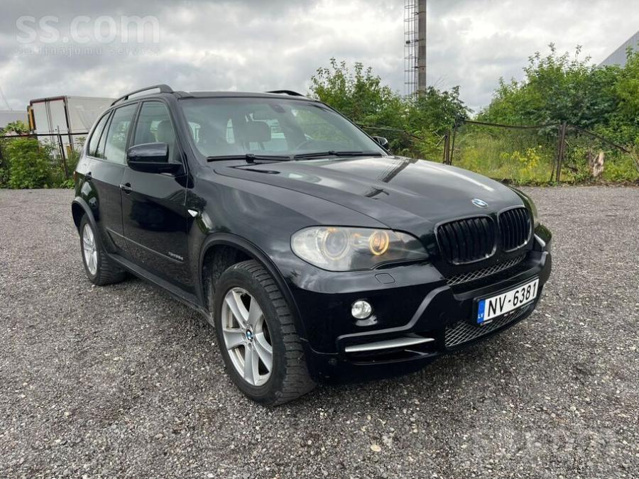 Black BMW X5 2010 in Riga, with an engine capacity of 3.00 L and mileage of 305 thousand km for 8390 €, photo 2 on AUTOMOTO.COM.LV