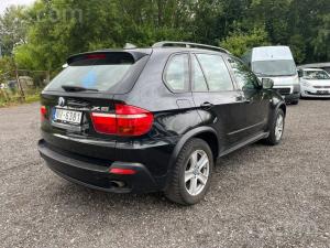 Black BMW X5 2010 in Riga, with an engine capacity of 3.00 L and mileage of 305 thousand km for 8390 €, photo 4 on AUTOMOTO.COM.LV