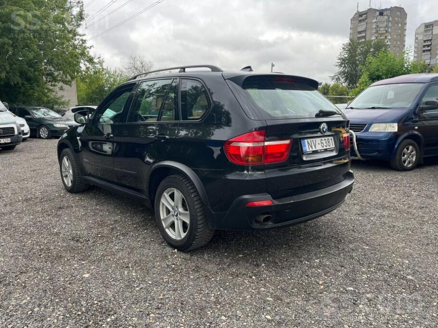 Black BMW X5 2010 in Riga, with an engine capacity of 3.00 L and mileage of 305 thousand km for 8390 €, photo 5 on AUTOMOTO.COM.LV
