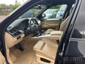 Black BMW X5 2010 in Riga, with an engine capacity of 3.00 L and mileage of 305 thousand km for 8390 €, photo 9 on AUTOMOTO.COM.LV