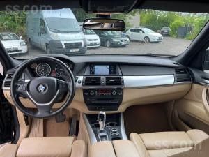 Black BMW X5 2010 in Riga, with an engine capacity of 3.00 L and mileage of 305 thousand km for 8390 €, photo 11 on AUTOMOTO.COM.LV