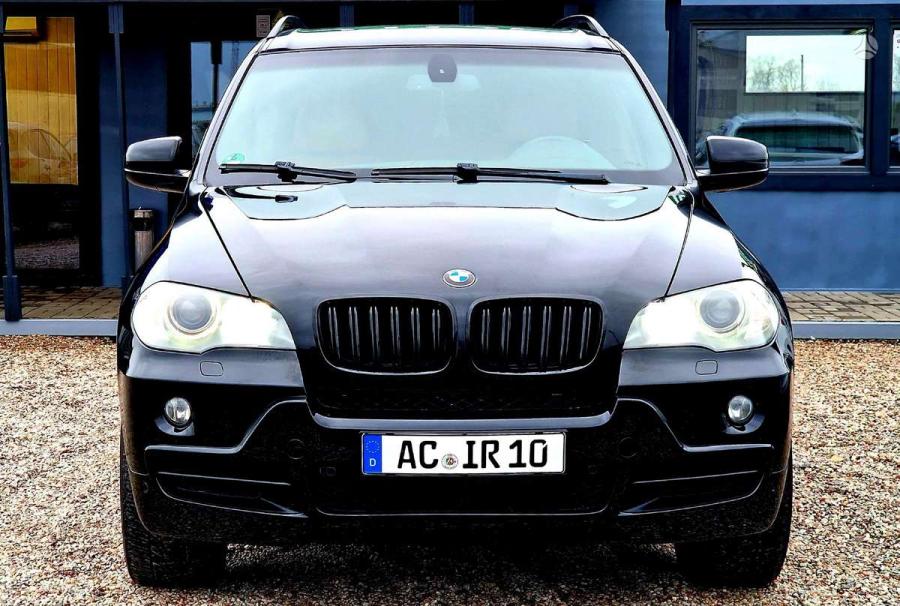 Black BMW X5 2010 in Kretinga, with an engine capacity of 3.00 L and mileage of 111 thousand km for 10950 €, photo 3 on AUTOMOTO.COM.LV
