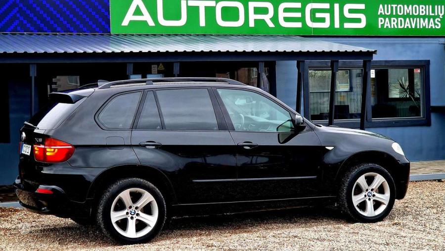 Black BMW X5 2010 in Kretinga, with an engine capacity of 3.00 L and mileage of 111 thousand km for 10950 €, photo 9 on AUTOMOTO.COM.LV