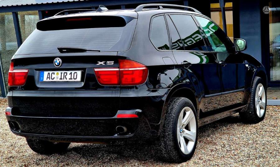 Black BMW X5 2010 in Kretinga, with an engine capacity of 3.00 L and mileage of 111 thousand km for 10950 €, photo 10 on AUTOMOTO.COM.LV