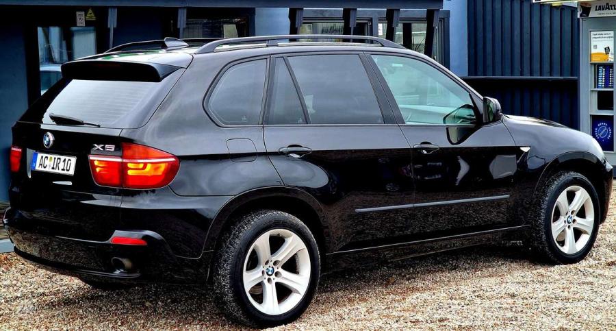 Black BMW X5 2010 in Kretinga, with an engine capacity of 3.00 L and mileage of 111 thousand km for 10950 €, photo 12 on AUTOMOTO.COM.LV