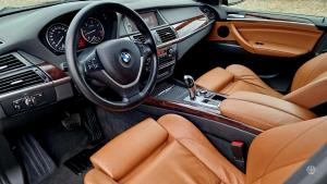 Black BMW X5 2010 in Kretinga, with an engine capacity of 3.00 L and mileage of 111 thousand km for 10950 €, photo 14 on AUTOMOTO.COM.LV