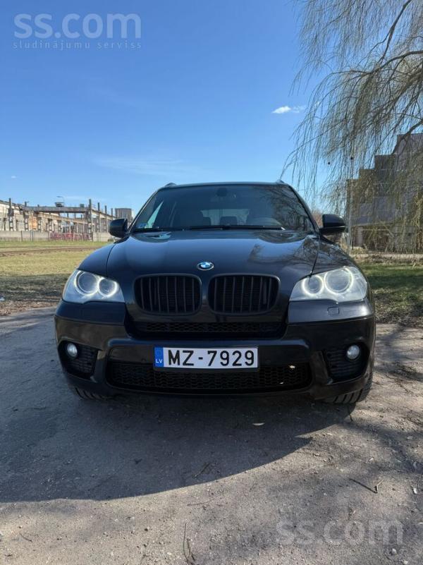 Black BMW X5 2010 in Jelgava, with an engine capacity of 3.00 L and mileage of 430 thousand km for 9990 €, photo 10 on AUTOMOTO.COM.LV