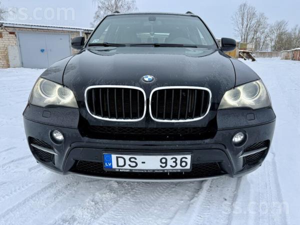 Black BMW X5 2010 in Rezekne, with an engine capacity of 3.00 L and mileage of 301 thousand km for 10900 €, photo 2 on AUTOMOTO.COM.LV