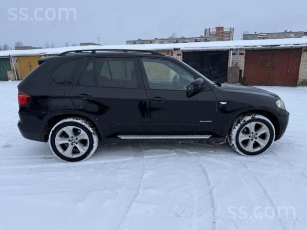 Black BMW X5 2010 in Rezekne, with an engine capacity of 3.00 L and mileage of 301 thousand km for 10900 €, photo 4 on AUTOMOTO.COM.LV