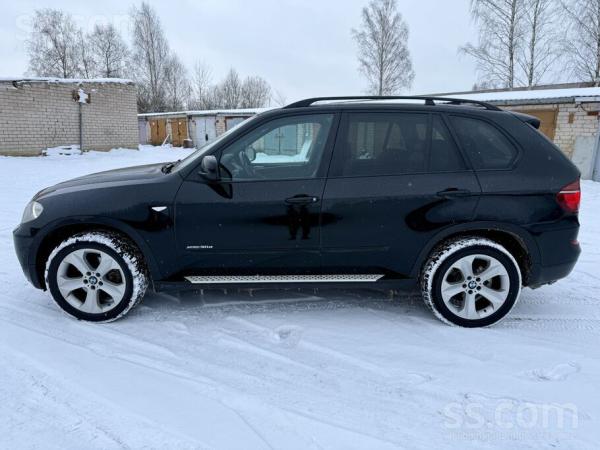 Black BMW X5 2010 in Rezekne, with an engine capacity of 3.00 L and mileage of 301 thousand km for 10900 €, photo 5 on AUTOMOTO.COM.LV