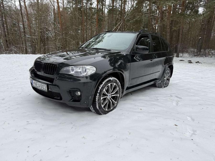Black BMW X5 2010 in Radviliskis, with an engine capacity of 2.99 L and mileage of 303 thousand km for 8000 €, photo 1 on AUTOMOTO.COM.LV