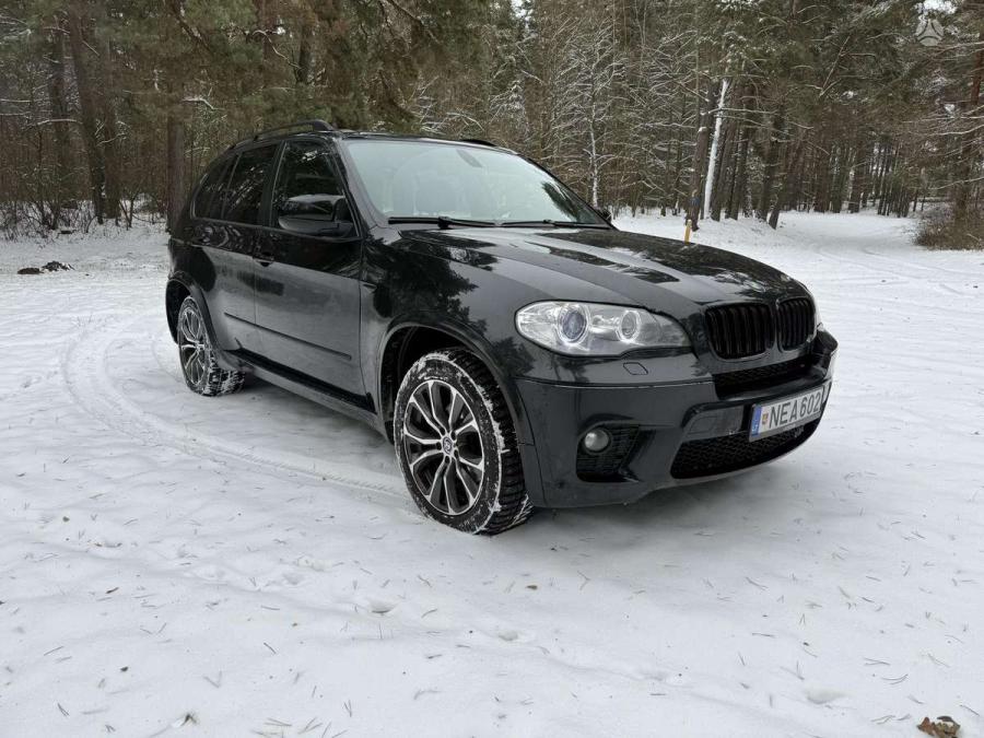 Black BMW X5 2010 in Radviliskis, with an engine capacity of 2.99 L and mileage of 303 thousand km for 8000 €, photo 2 on AUTOMOTO.COM.LV