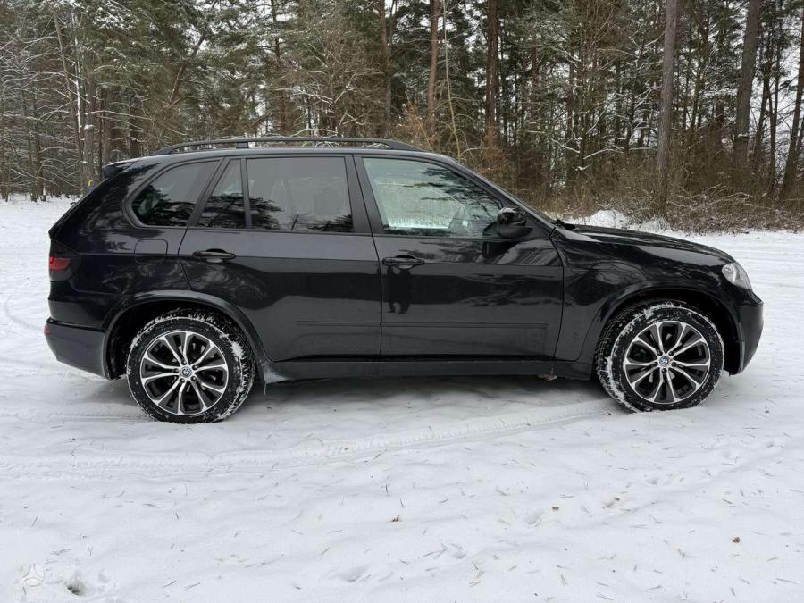 Black BMW X5 2010 in Radviliskis, with an engine capacity of 2.99 L and mileage of 303 thousand km for 8000 €, photo 3 on AUTOMOTO.COM.LV