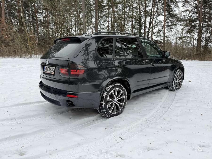 Black BMW X5 2010 in Radviliskis, with an engine capacity of 2.99 L and mileage of 303 thousand km for 8000 €, photo 5 on AUTOMOTO.COM.LV