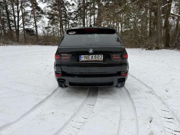 Black BMW X5 2010 in Radviliskis, with an engine capacity of 2.99 L and mileage of 303 thousand km for 8000 €, photo 6 on AUTOMOTO.COM.LV