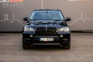 Black BMW X5 2010 in Riga, with an engine capacity of 3.00 L and mileage of 370 thousand km for 9990 €, photo 2 on AUTOMOTO.COM.LV