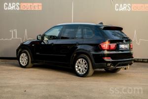 Black BMW X5 2010 in Riga, with an engine capacity of 3.00 L and mileage of 370 thousand km for 9990 €, photo 5 on AUTOMOTO.COM.LV