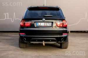 Black BMW X5 2010 in Riga, with an engine capacity of 3.00 L and mileage of 370 thousand km for 9990 €, photo 7 on AUTOMOTO.COM.LV