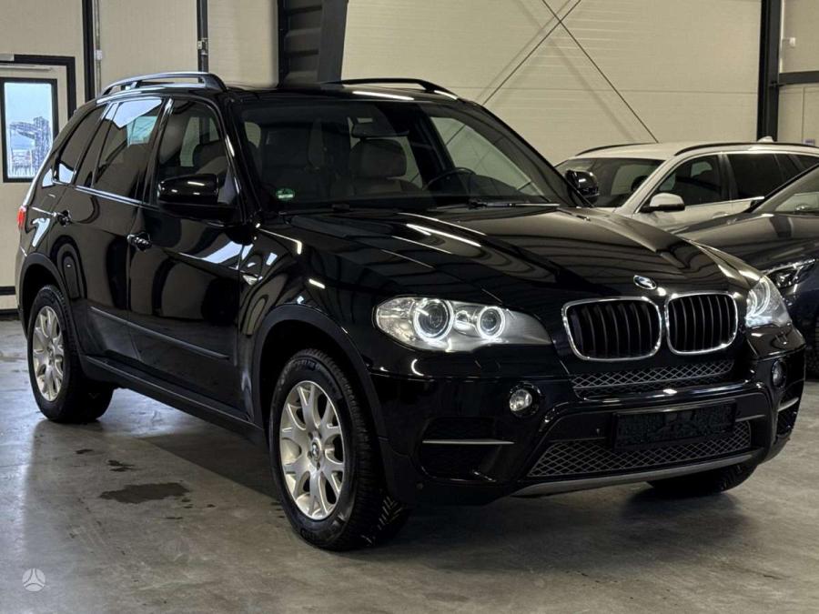 Black BMW X5 2010 in Marijampole, with an engine capacity of 2.99 L and mileage of 295 thousand km for 10350 €, photo 1 on AUTOMOTO.COM.LV