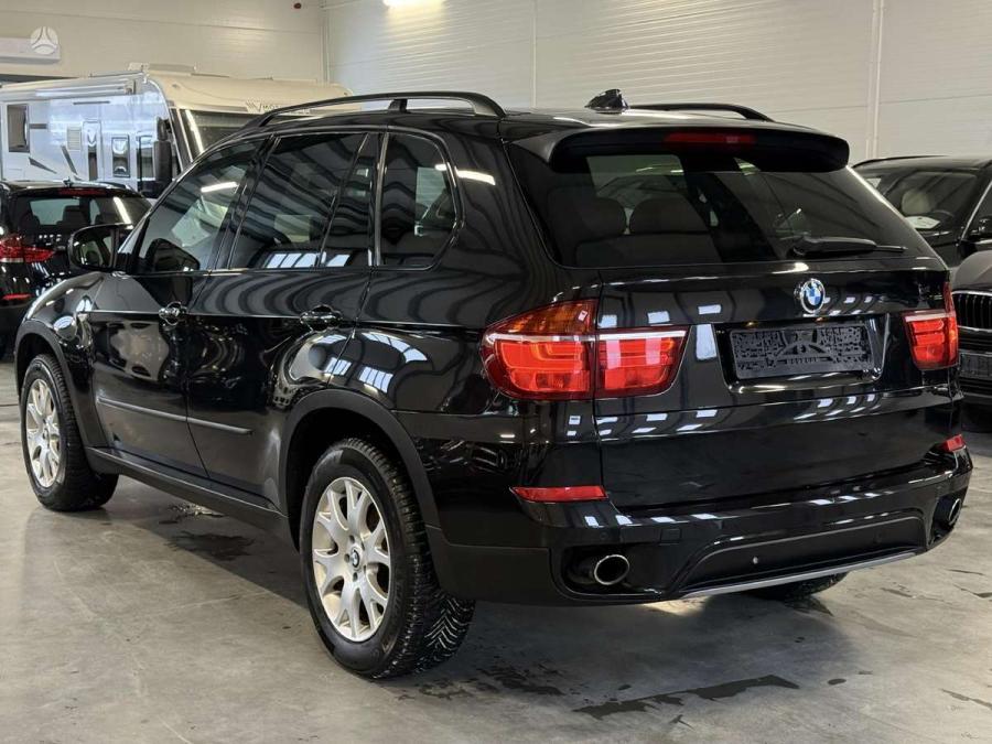 Black BMW X5 2010 in Marijampole, with an engine capacity of 2.99 L and mileage of 295 thousand km for 10350 €, photo 6 on AUTOMOTO.COM.LV