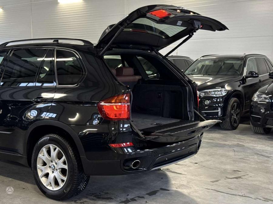Black BMW X5 2010 in Marijampole, with an engine capacity of 2.99 L and mileage of 295 thousand km for 10350 €, photo 13 on AUTOMOTO.COM.LV