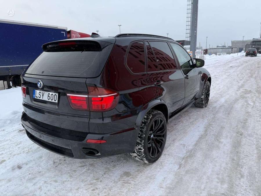 Black BMW X5 2010 in Klaipeda, with an engine capacity of 3.00 L and mileage of 230 thousand km for 9999 €, photo 4 on AUTOMOTO.COM.LV