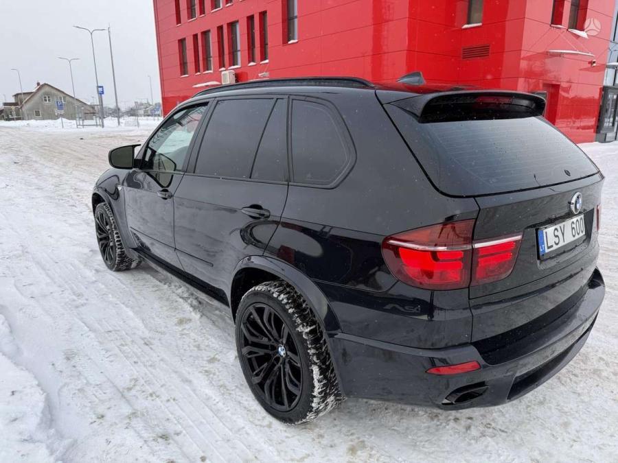 Black BMW X5 2010 in Klaipeda, with an engine capacity of 3.00 L and mileage of 230 thousand km for 9999 €, photo 6 on AUTOMOTO.COM.LV