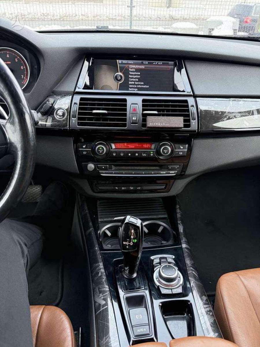Black BMW X5 2010 in Klaipeda, with an engine capacity of 3.00 L and mileage of 230 thousand km for 9999 €, photo 8 on AUTOMOTO.COM.LV