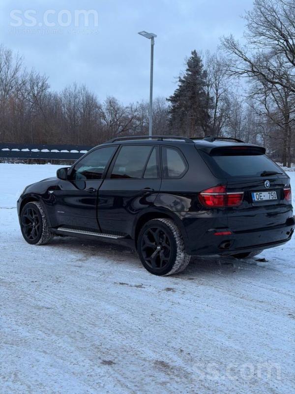 Black BMW X5 2010 in Riga, with an engine capacity of 3.00 L and mileage of 296 thousand km for 11400 €, photo 4 on AUTOMOTO.COM.LV
