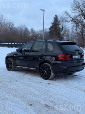 Black BMW X5 2010 in Riga, with an engine capacity of 3.00 L and mileage of 296 thousand km for 11400 €, photo 4 on AUTOMOTO.COM.LV