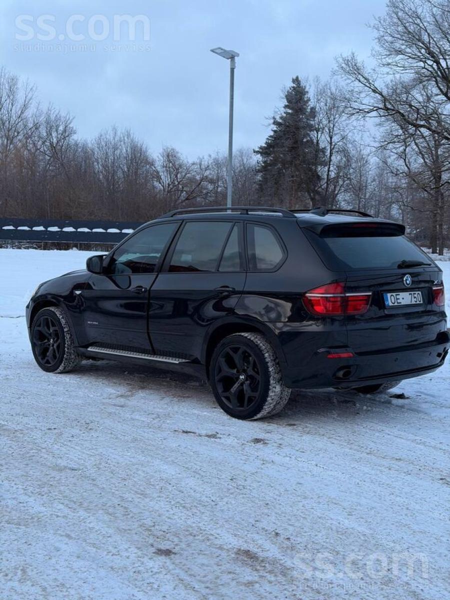 Black BMW X5 2010 in Riga, with an engine capacity of 3.00 L and mileage of 296 thousand km for 11400 €, photo 4 on AUTOMOTO.COM.LV