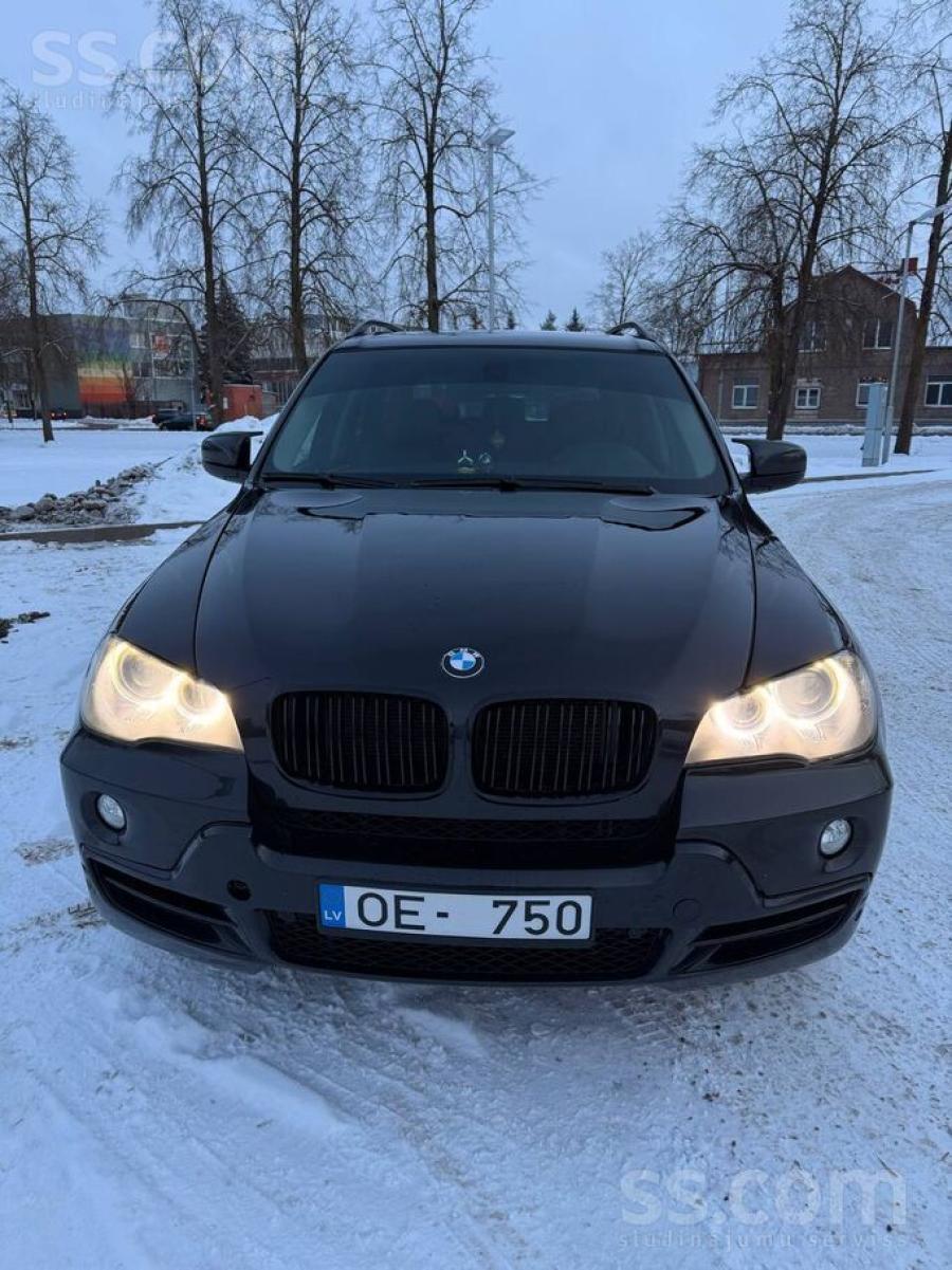 Black BMW X5 2010 in Riga, with an engine capacity of 3.00 L and mileage of 296 thousand km for 11400 €, photo 7 on AUTOMOTO.COM.LV
