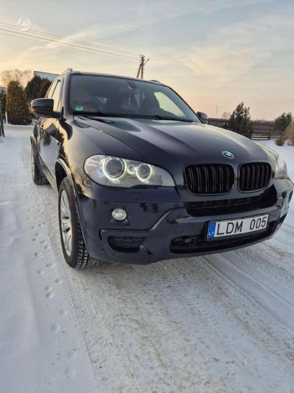 Black BMW X5 2010 in Sakiai, with an engine capacity of 2.99 L and mileage of 317 thousand km for 10250 €, photo 1 on AUTOMOTO.COM.LV