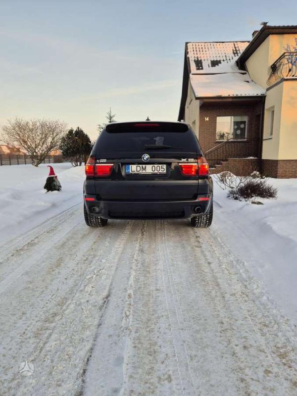 Black BMW X5 2010 in Sakiai, with an engine capacity of 2.99 L and mileage of 317 thousand km for 10250 €, photo 2 on AUTOMOTO.COM.LV