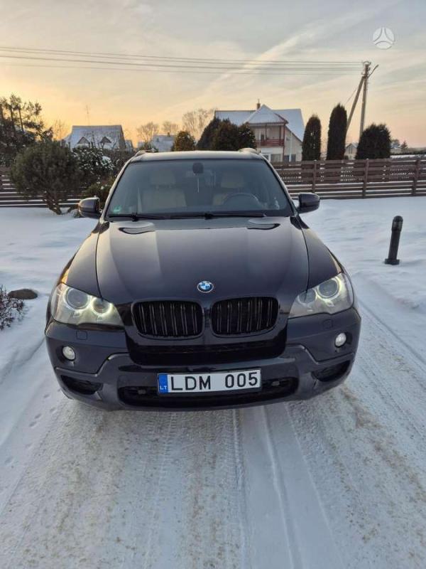Black BMW X5 2010 in Sakiai, with an engine capacity of 2.99 L and mileage of 317 thousand km for 10250 €, photo 3 on AUTOMOTO.COM.LV