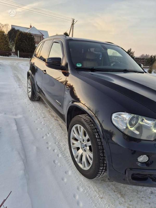Black BMW X5 2010 in Sakiai, with an engine capacity of 2.99 L and mileage of 317 thousand km for 10250 €, photo 4 on AUTOMOTO.COM.LV