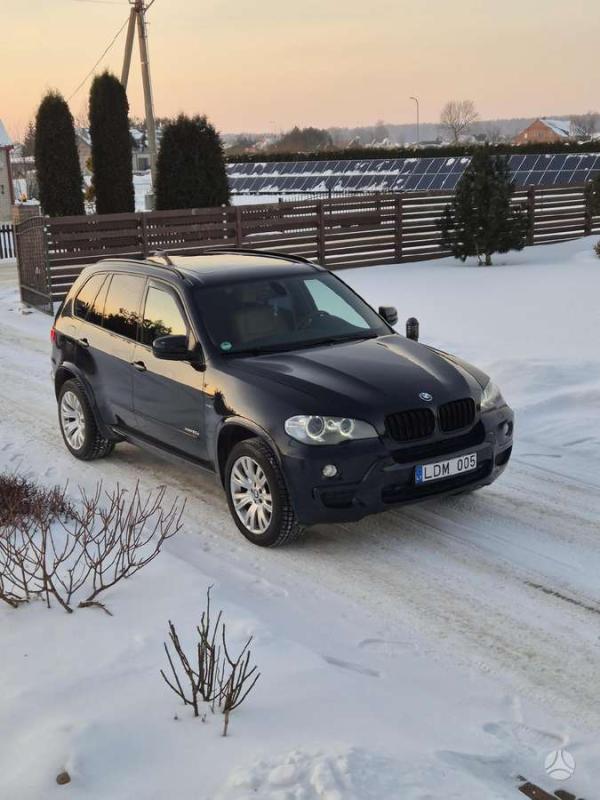 Black BMW X5 2010 in Sakiai, with an engine capacity of 2.99 L and mileage of 317 thousand km for 10250 €, photo 5 on AUTOMOTO.COM.LV