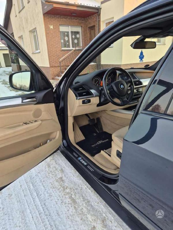Black BMW X5 2010 in Sakiai, with an engine capacity of 2.99 L and mileage of 317 thousand km for 10250 €, photo 8 on AUTOMOTO.COM.LV