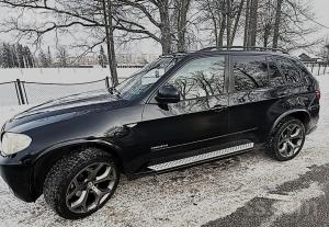 Black BMW X5 2010 in Riga, with an engine capacity of 3.00 L and mileage of 402 thousand km for 8500 €, photo 2 on AUTOMOTO.COM.LV