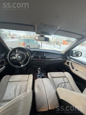 Black BMW X5 2010 in Riga, with an engine capacity of 3.00 L and mileage of 402 thousand km for 8500 €, photo 4 on AUTOMOTO.COM.LV