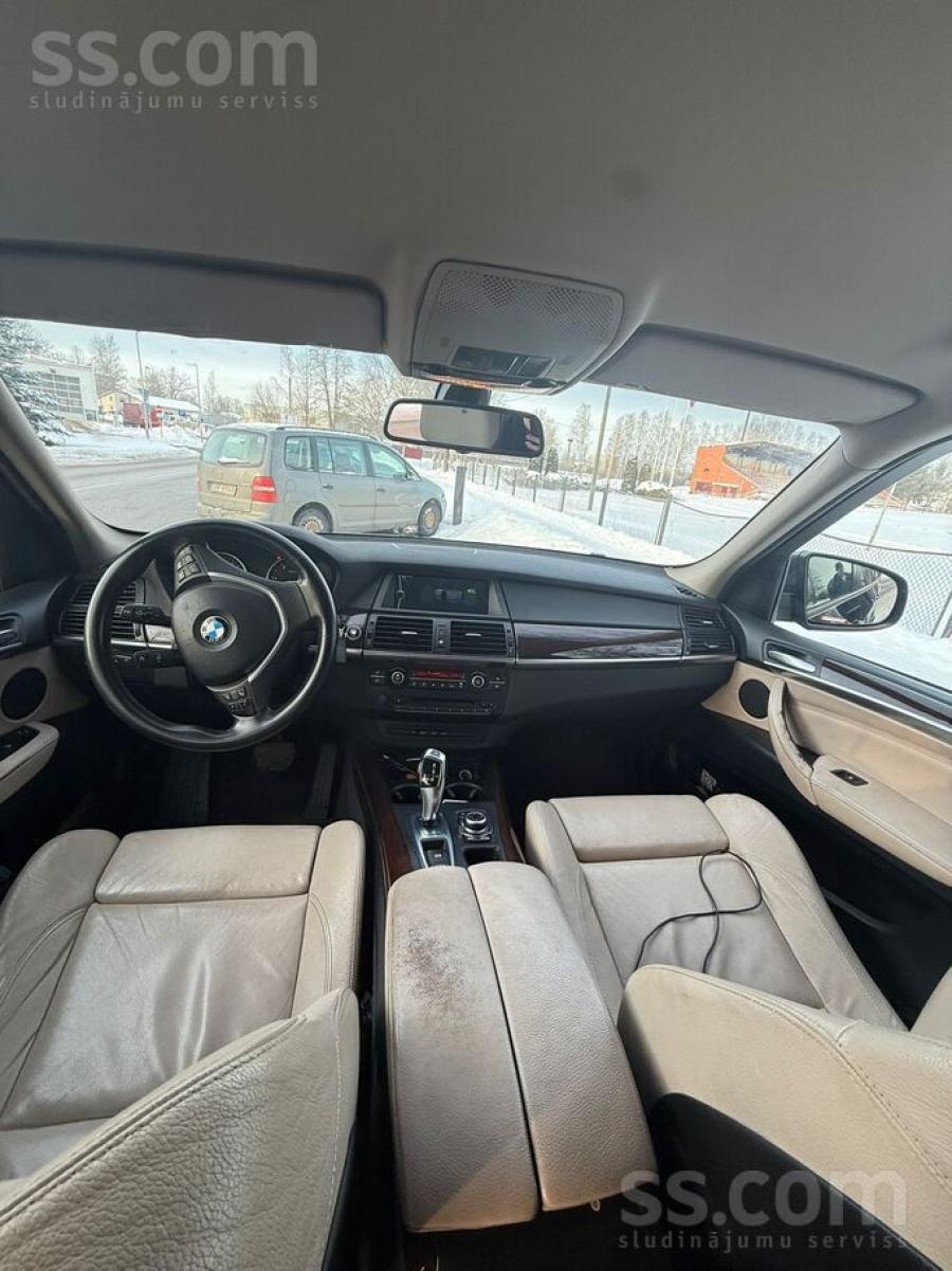 Black BMW X5 2010 in Riga, with an engine capacity of 3.00 L and mileage of 402 thousand km for 8500 €, photo 4 on AUTOMOTO.COM.LV