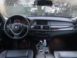 Black BMW X5 2010 in Riga, with an engine capacity of 3.00 L and mileage of 342 thousand km for 9499 €, photo 3 on AUTOMOTO.COM.LV