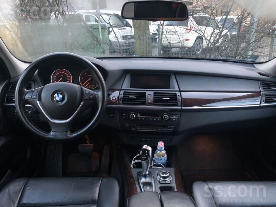 Black BMW X5 2010 in Riga, with an engine capacity of 3.00 L and mileage of 342 thousand km for 9499 €, photo 3 on AUTOMOTO.COM.LV