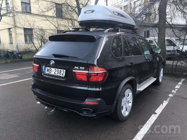 Black BMW X5 2010 in Riga, with an engine capacity of 3.00 L and mileage of 342 thousand km for 9499 €, photo 4 on AUTOMOTO.COM.LV